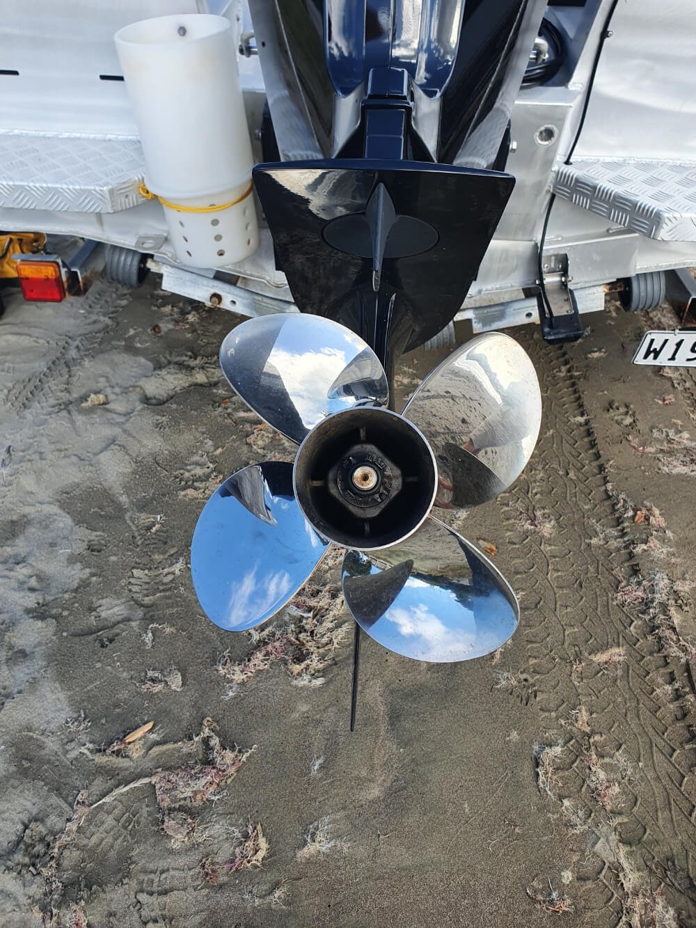 WHICH IS BETTER: 4 BLADES OR 3 BLADES? – Power Boat Magazine