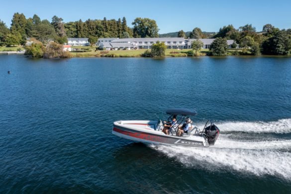 Larson 240 Cabrio – Power Boat News