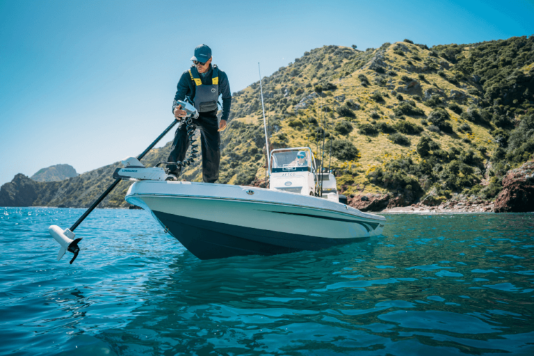 LOWRANCE’S NEW RECON TROLLING MOTORS – Power Boat Magazine